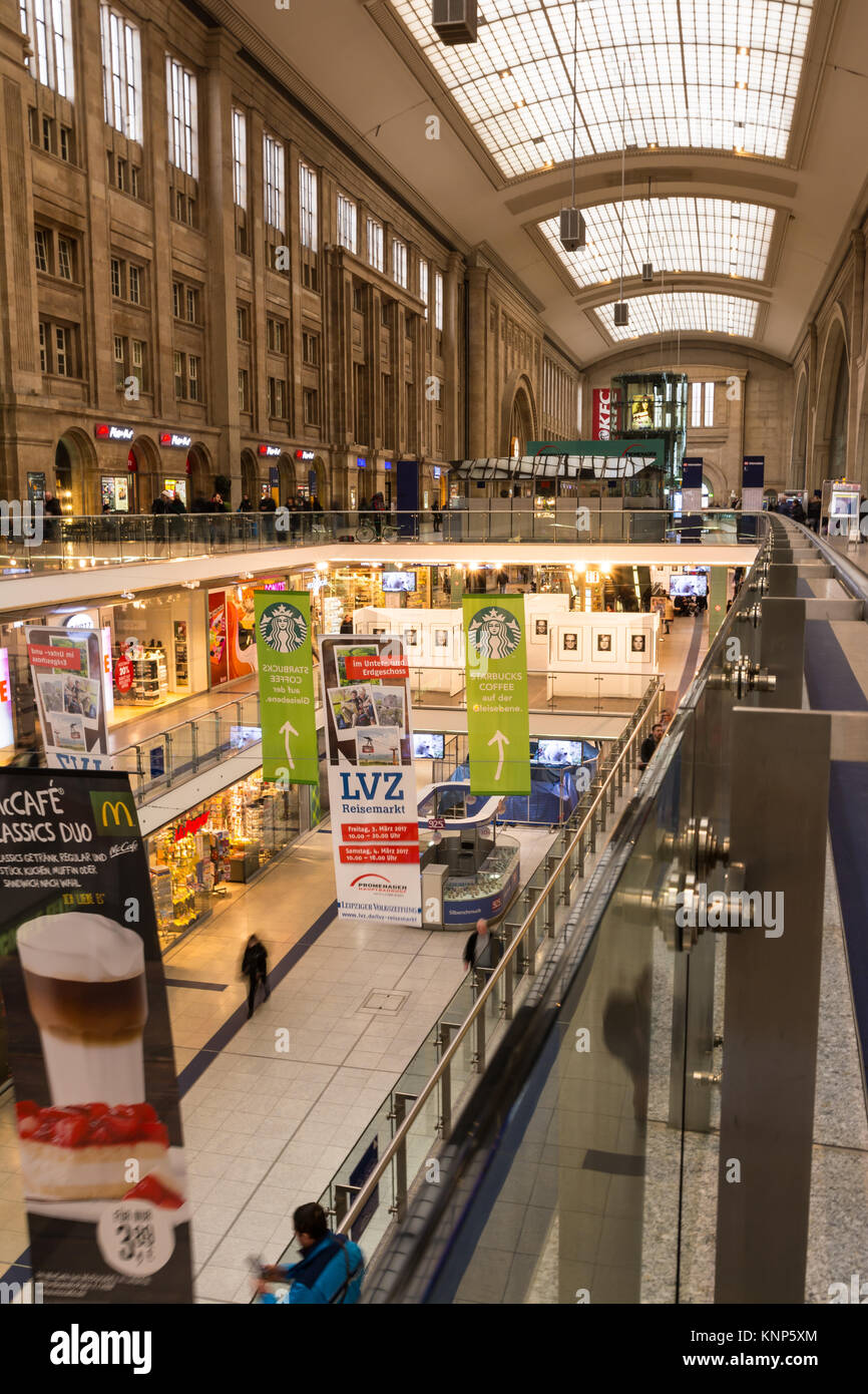 Im hintergrund der hauptbahnhof hauptbahnhof -Fotos und -Bildmaterial ...
