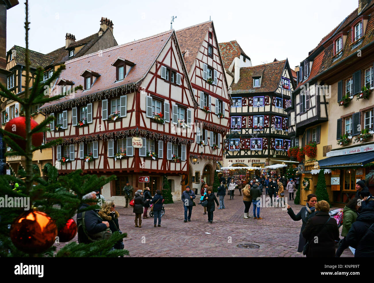 Historische Stadt Colmar beim Weihnachtsmarkt, Elsass, Frankreich ...