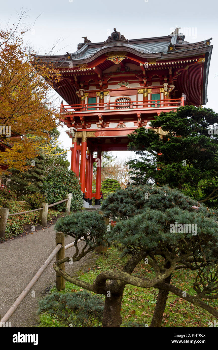 Japanischen Tempel Torbogen mit Bahn mit Bambus Schienen. Cloud ...