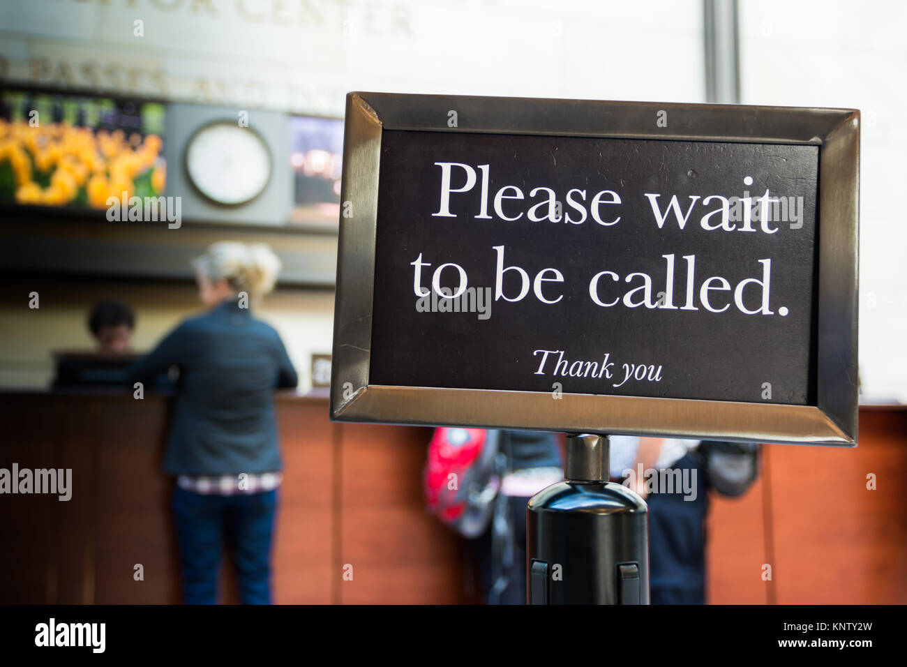 Bitte Warten Sie Hier Zeichen Stockfotos und -bilder Kaufen - Alamy
