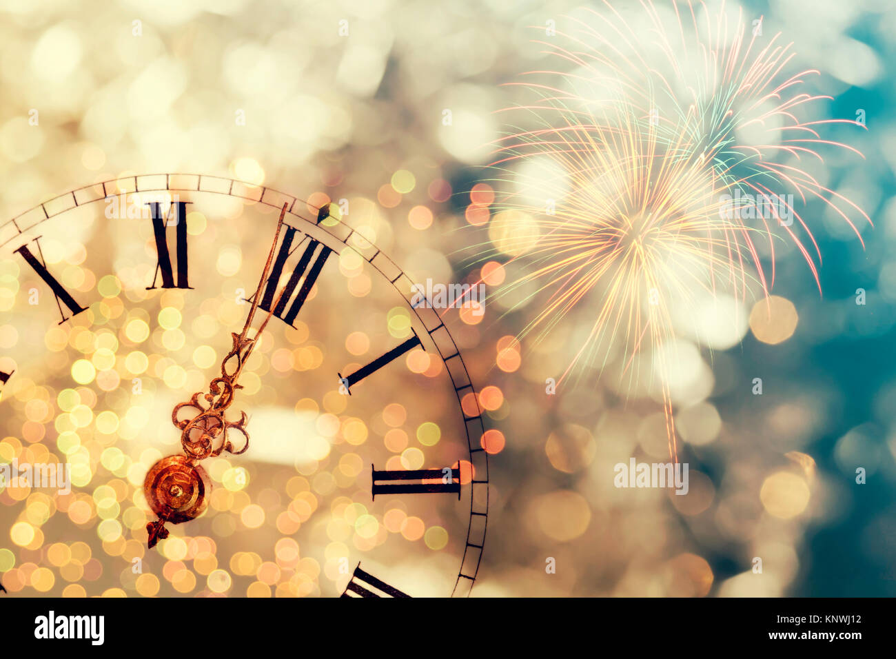 Silvester um Mitternacht - alte Uhr mit Feuerwerk und Weihnachtslichter ...