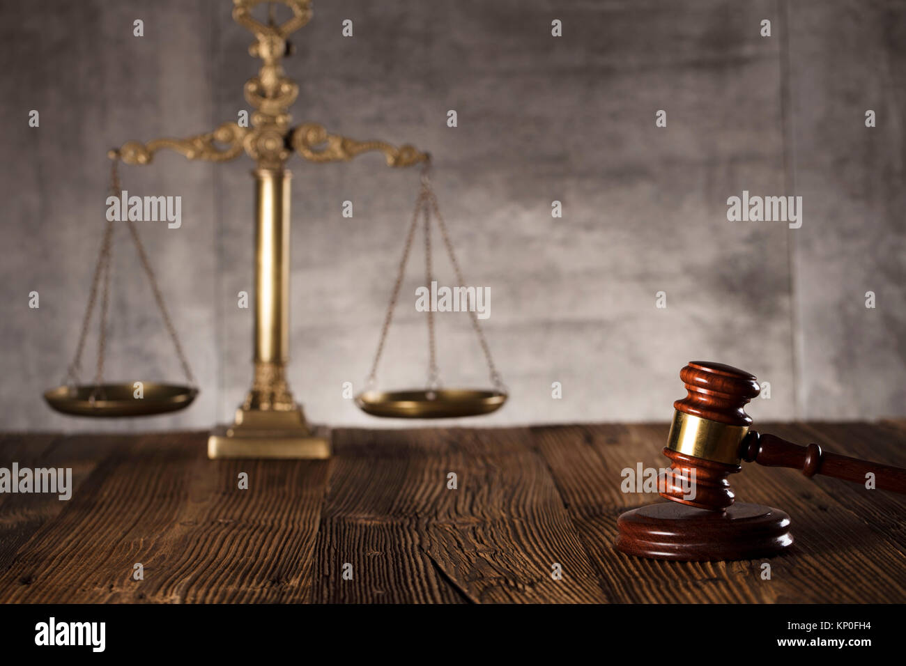 Schöne antike Hammer aus Holz. Gesetz Symbole Zusammensetzung mit Buch ...