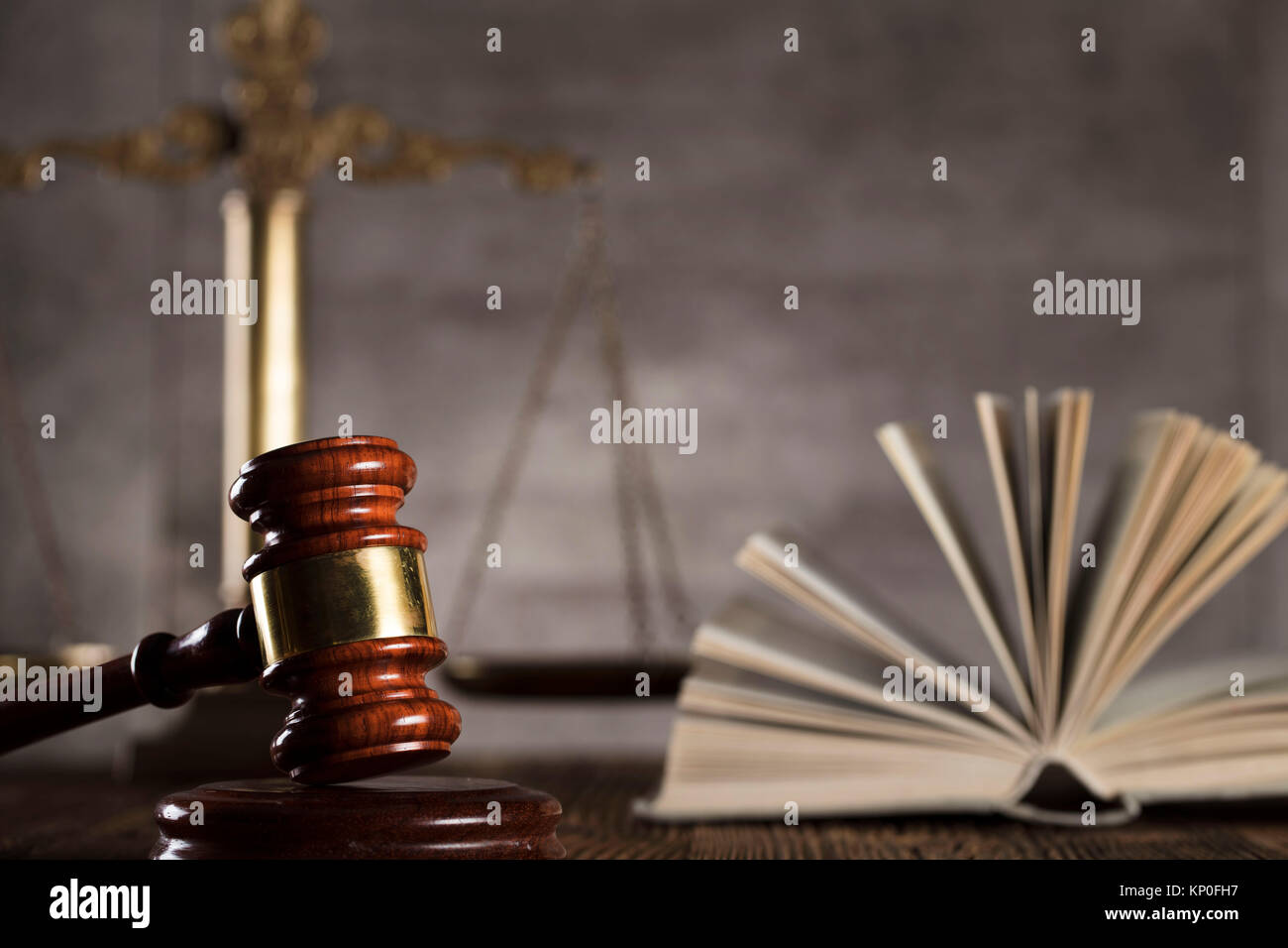 Schöne antike Hammer aus Holz. Gesetz Symbole Zusammensetzung mit Buch ...