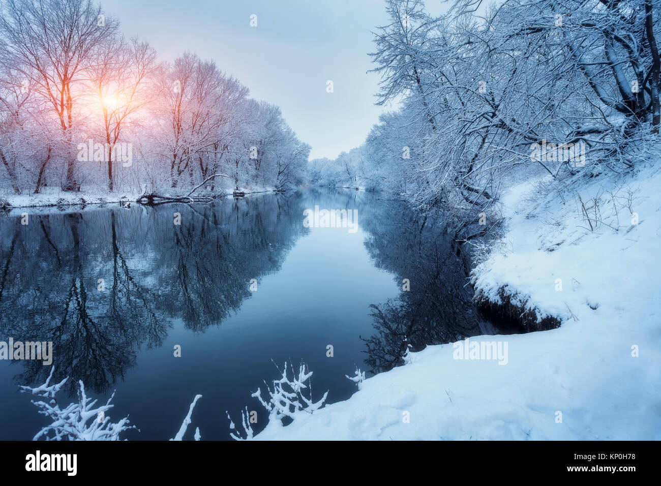 Verschneiter wald fluss -Fotos und -Bildmaterial in hoher Auflösung – Alamy