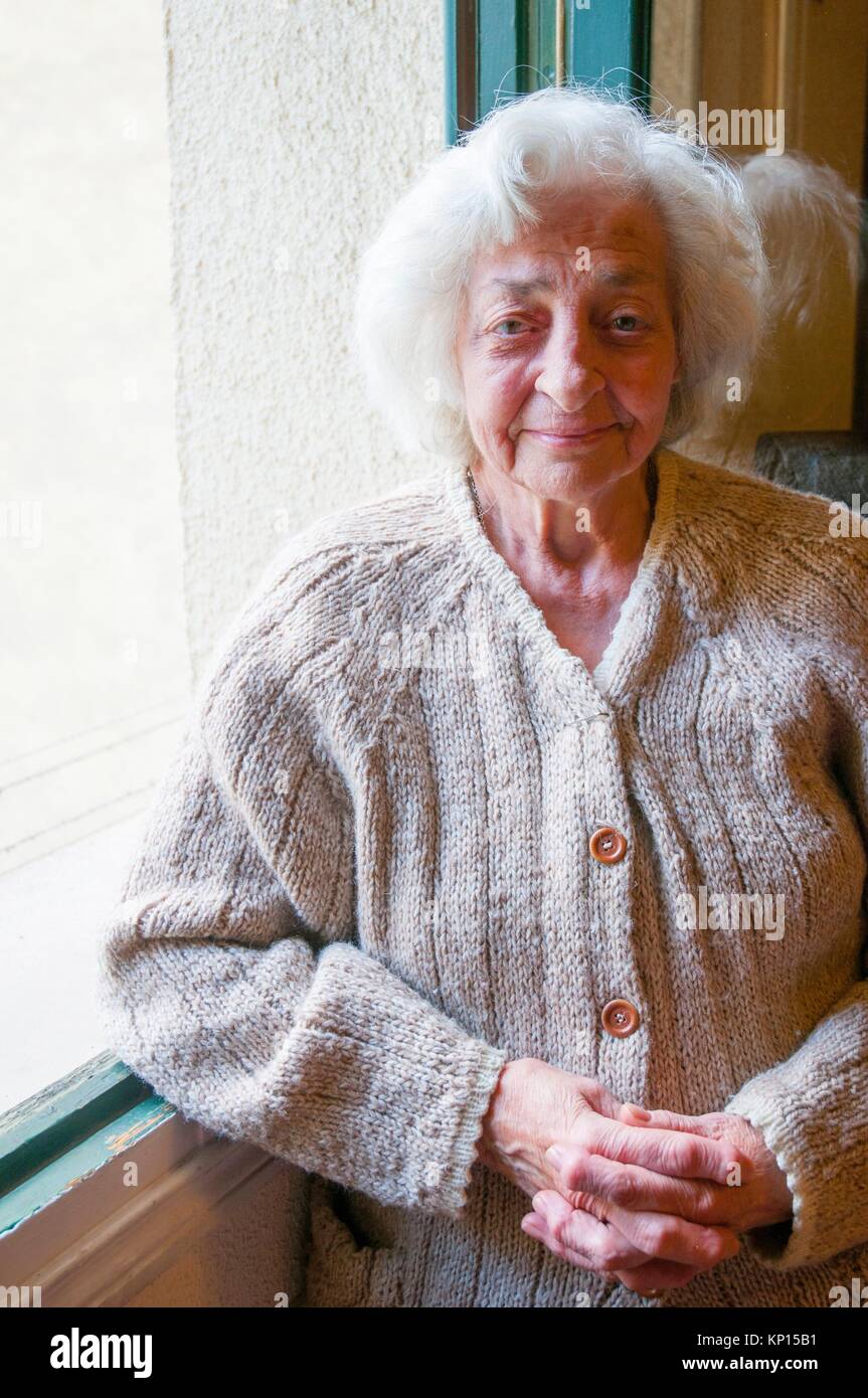 Alte frau 70 80 jahre alt -Fotos und -Bildmaterial in hoher Auflösung ...