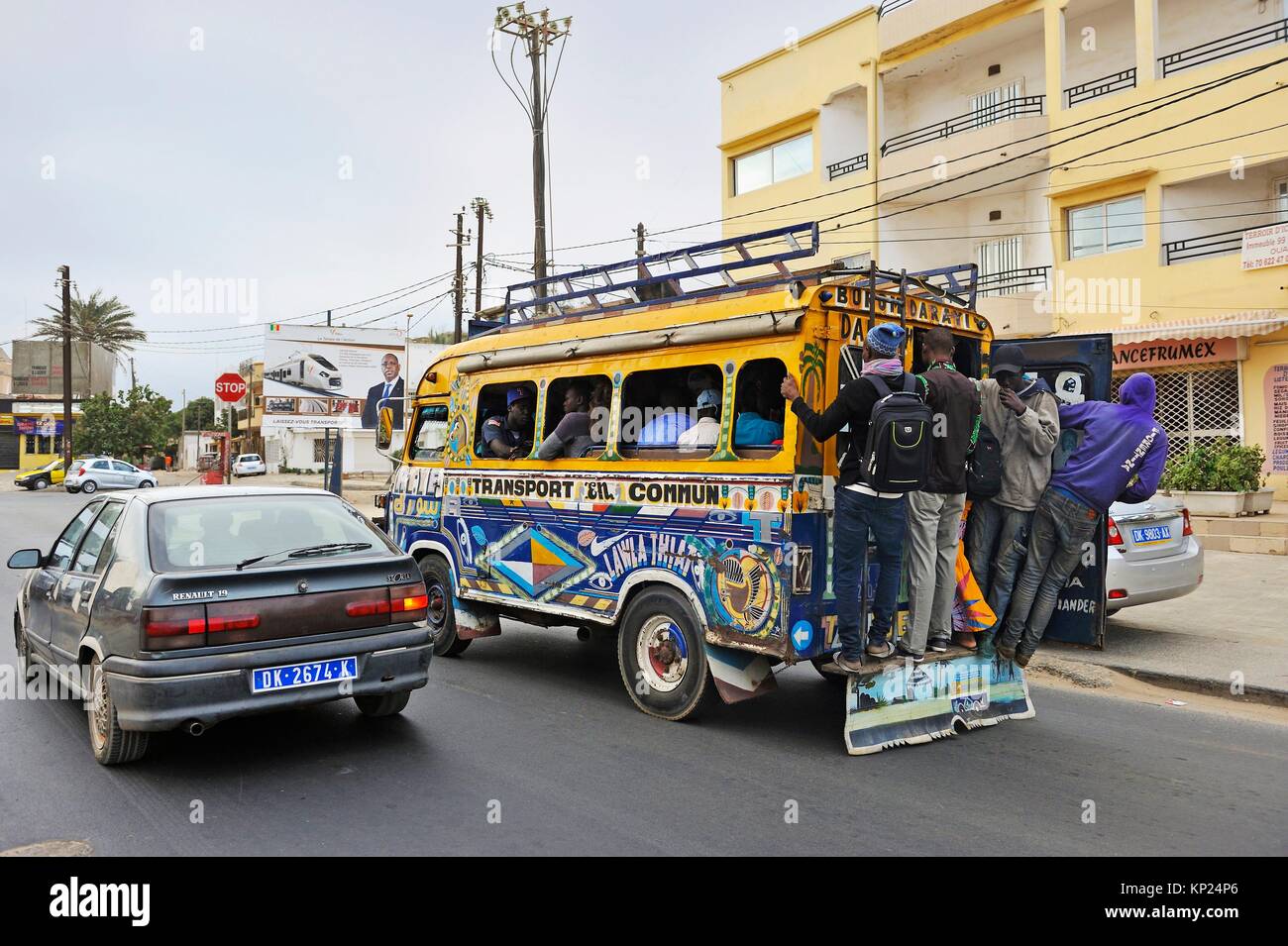 Bunte Bus in einer Straße von Dakar, Senegal, Westafrika ...