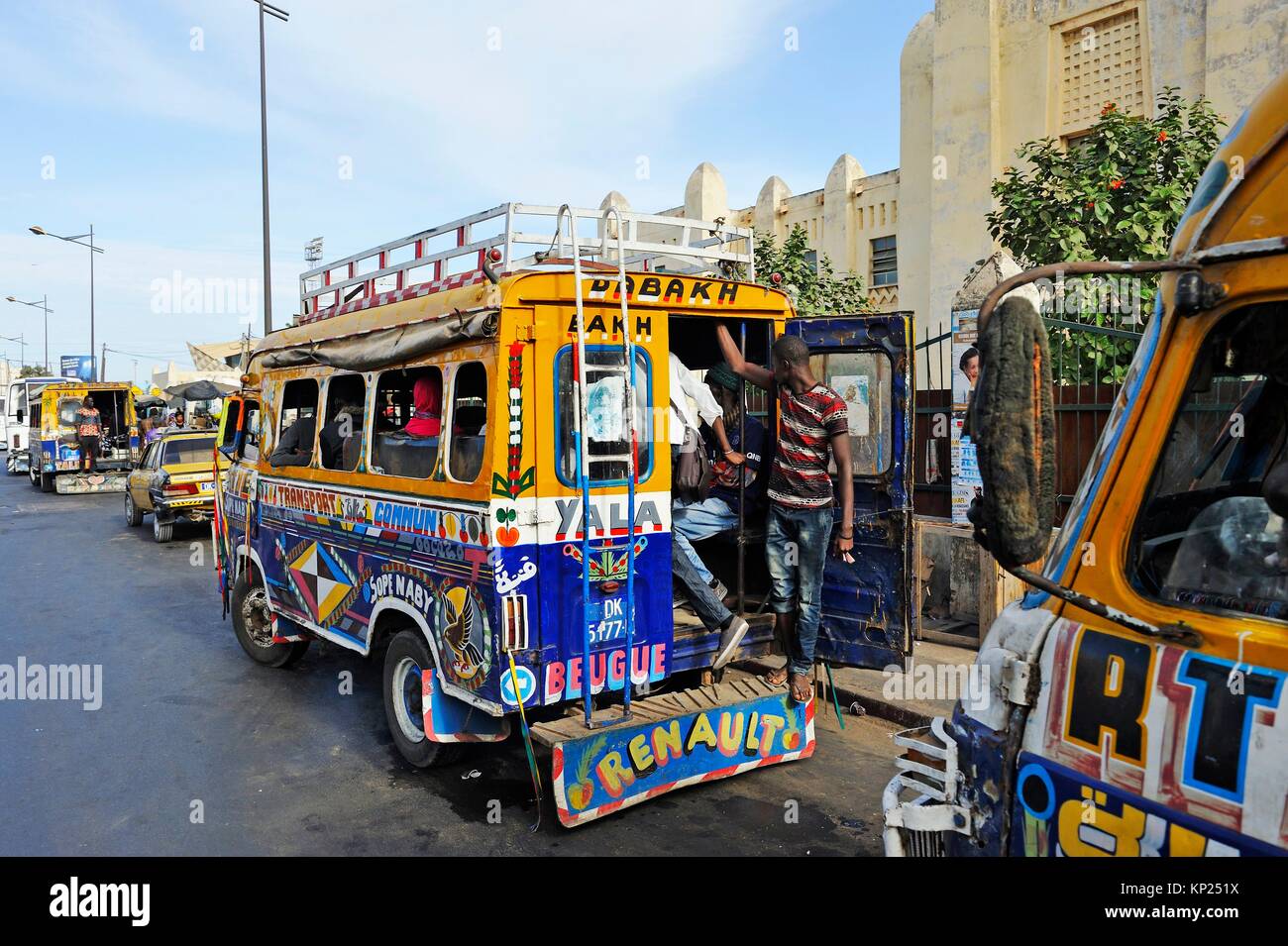 Farbenfroher bus -Fotos und -Bildmaterial in hoher Auflösung – Alamy