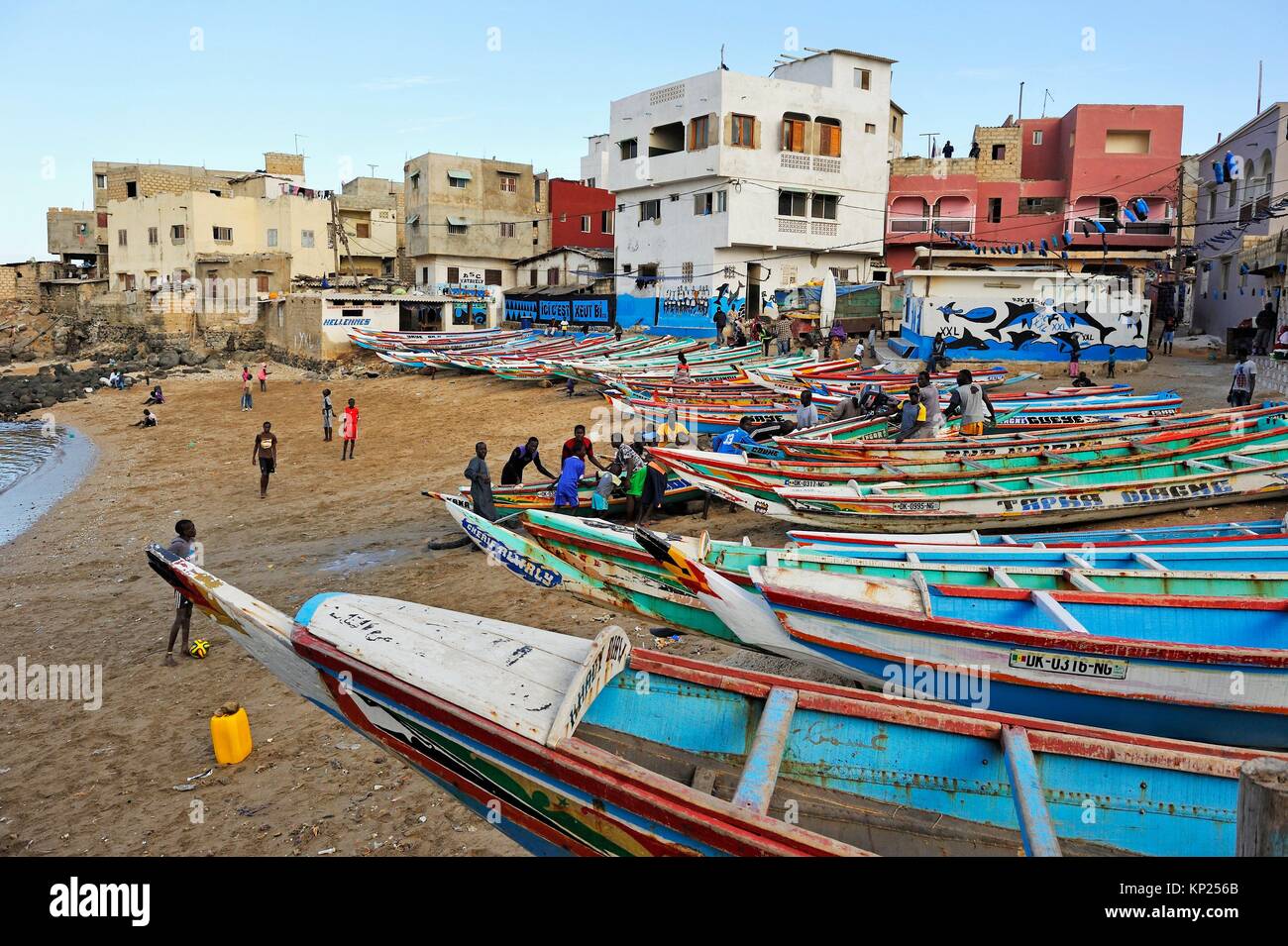 Senegal Africa Pirogue People Stockfotos und -bilder Kaufen - Alamy