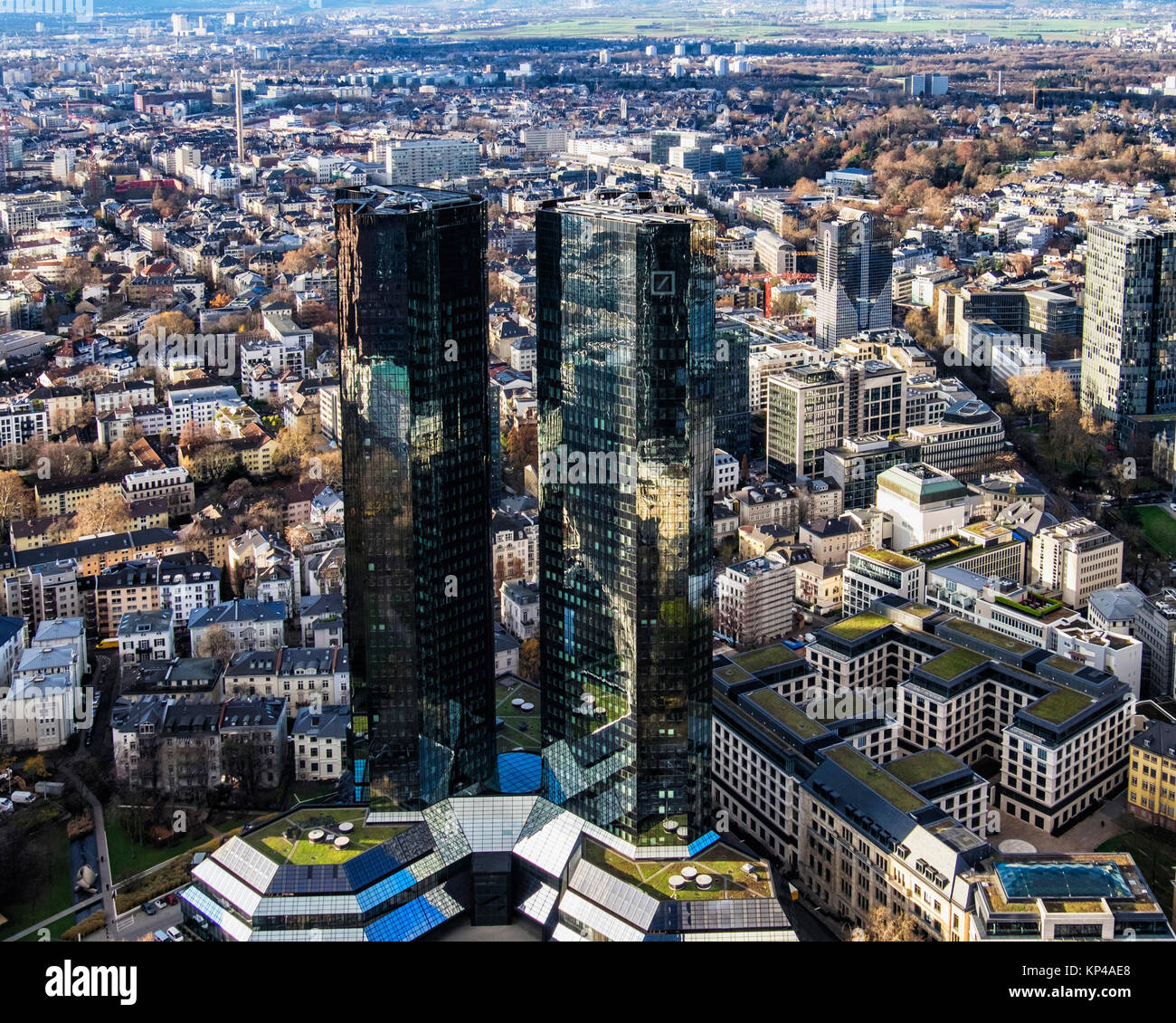 Frankfurt, Deutschland. Luftaufnahme von zwei Deutsche Bank Türme vom ...