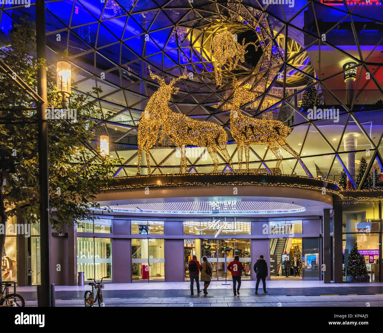 Frankfurt, Deutschland. Mein Zeil Kaufhaus einkaufen premenade mit ...