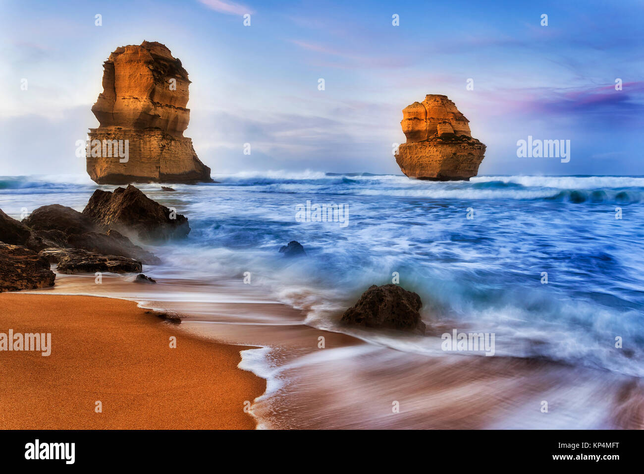 Wellen Auf Klippen Stockfotos und -bilder Kaufen - Alamy