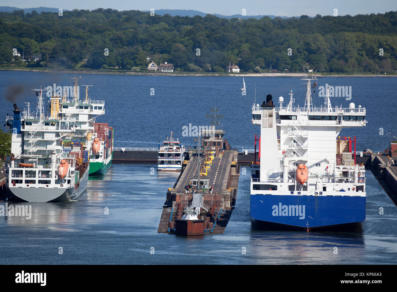 Containerschiff auf dem Nord-Ostsee-Kanal Stockfotografie - Alamy