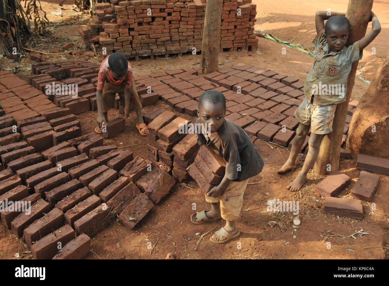 Kinderarbeit afrika -Fotos und -Bildmaterial in hoher Auflösung – Alamy