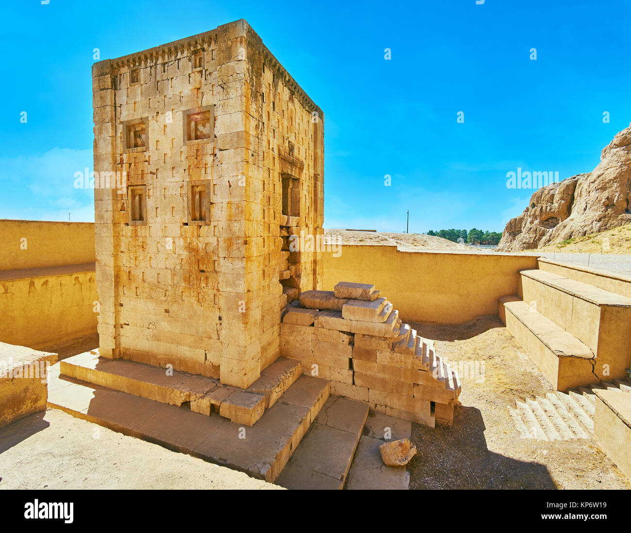 Ka'ba-ye Zartosht ist der alte Turm, gebaut von Kalkstein auf dem ...