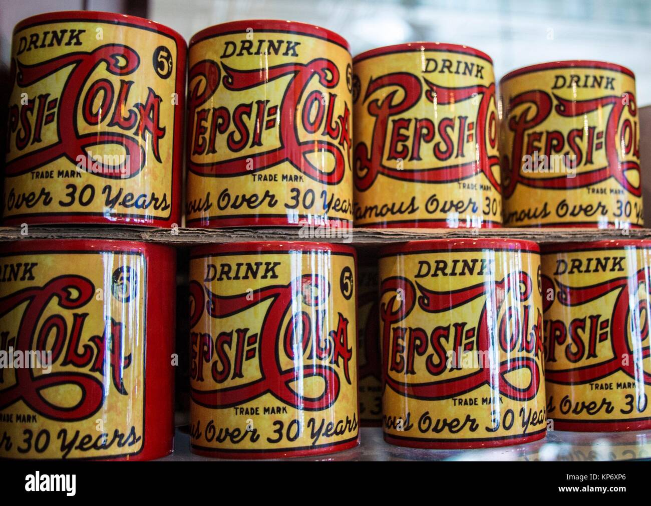 Dosen Pepsi Cola Stockfotos und -bilder Kaufen - Alamy