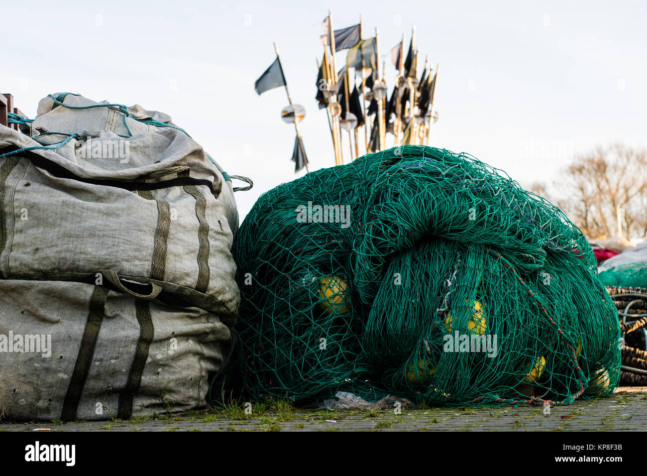 Fischernetze und Seile auf einem Fischerboot. Angeln Boote und ...