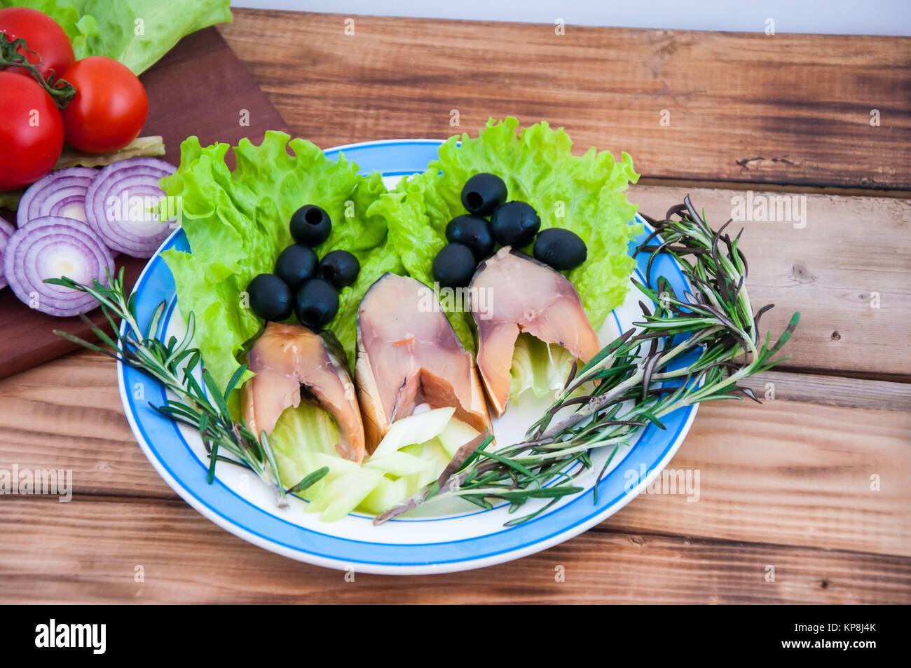 Geräucherter Fisch mit frischen Kräutern Stockfotografie - Alamy