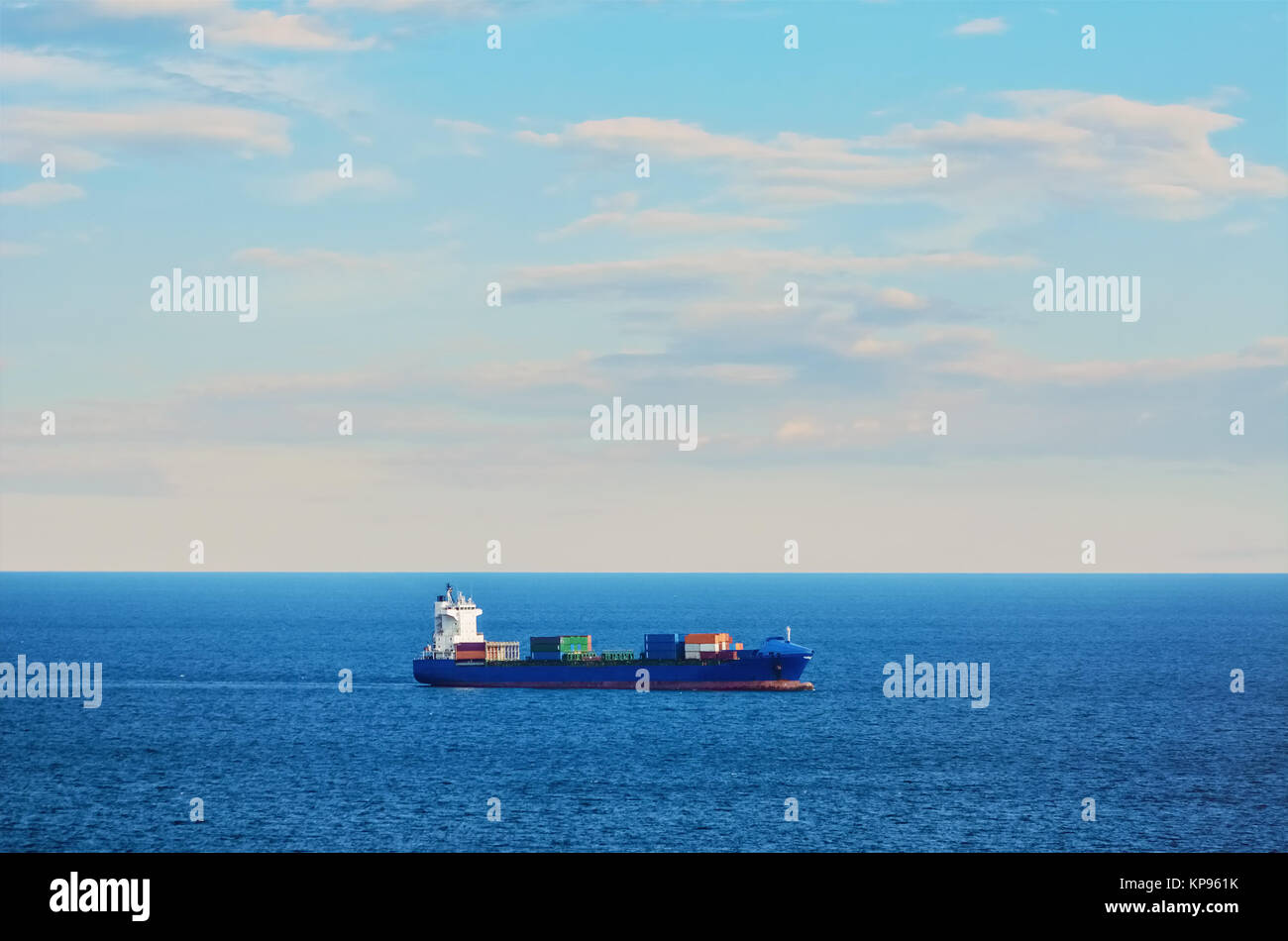 Containerschiff im meer -Fotos und -Bildmaterial in hoher Auflösung – Alamy