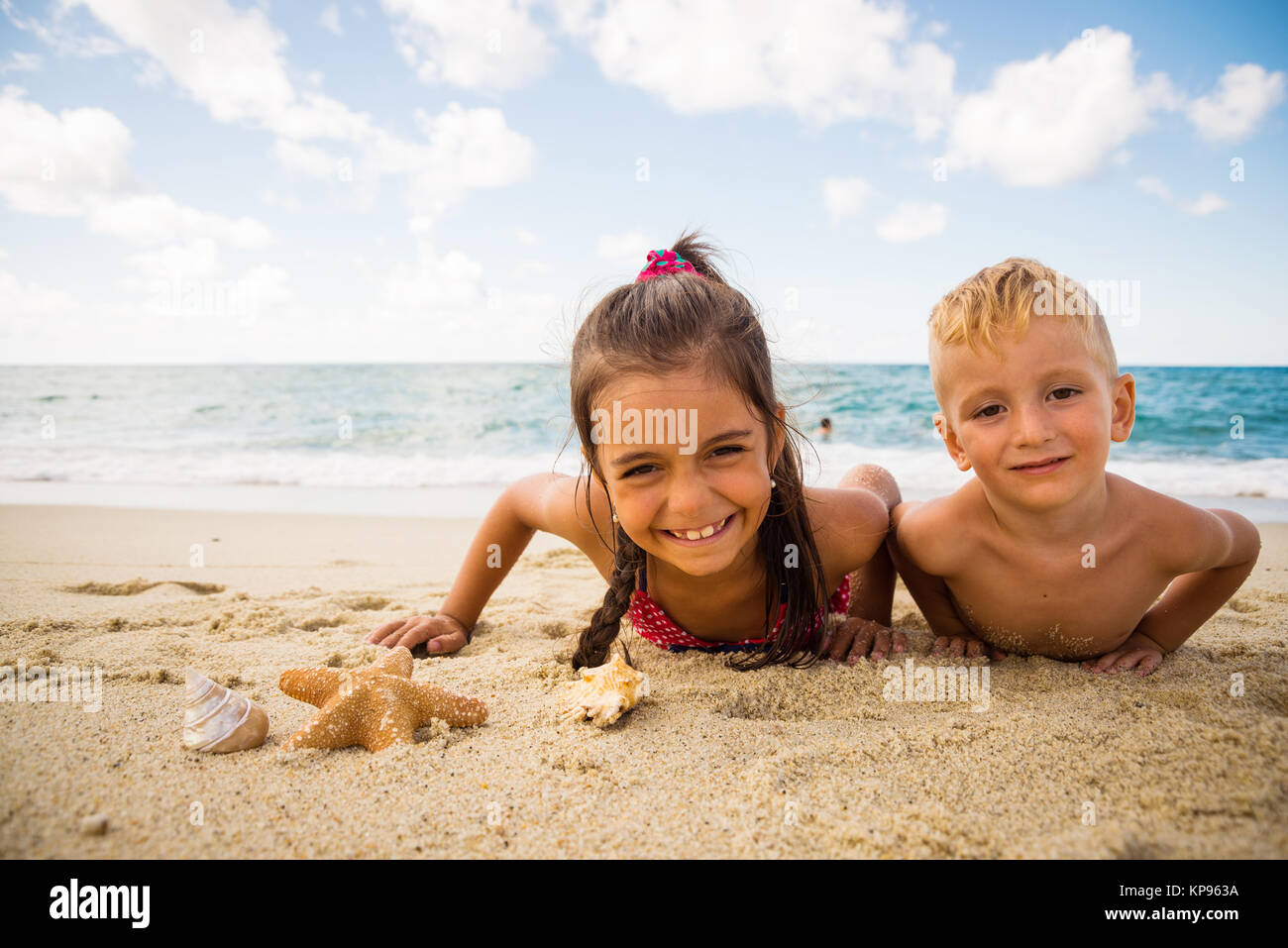 Kleine kinder spielen am strand -Fotos und -Bildmaterial in hoher ...