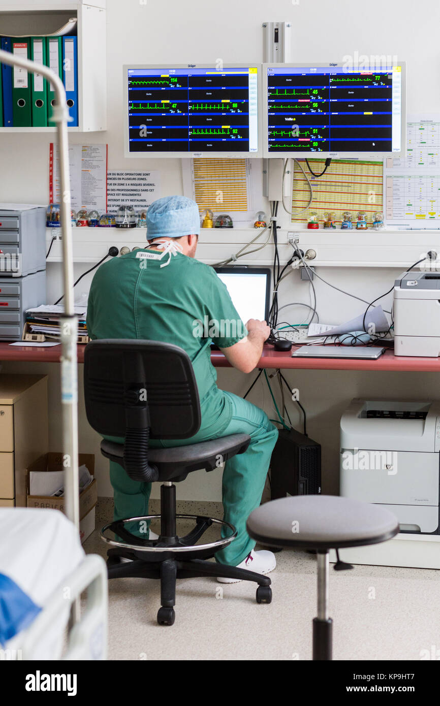 Anesthesiologist in operating room -Fotos und -Bildmaterial in hoher ...