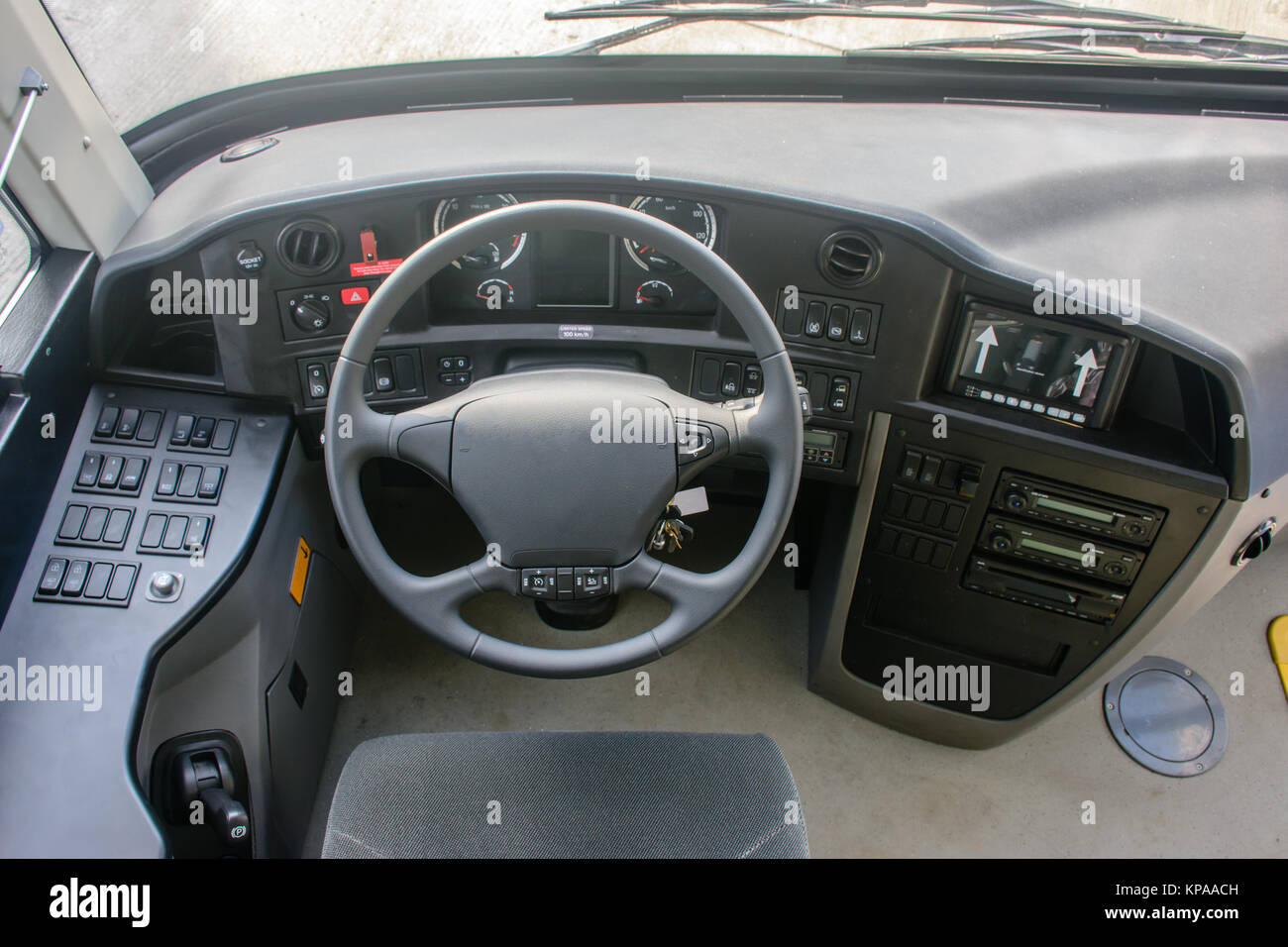 Lenkrad und Armaturenbrett in einem Bus Stockfotografie - Alamy