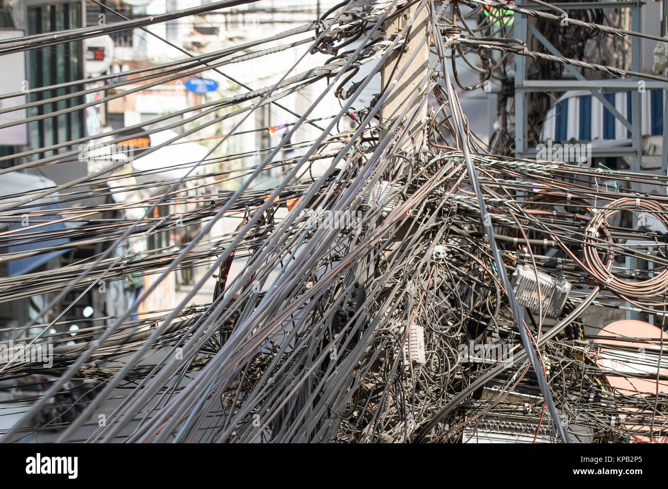 Gewirr, Durcheinander von Kabeln auf den Straßen von Thailands ...