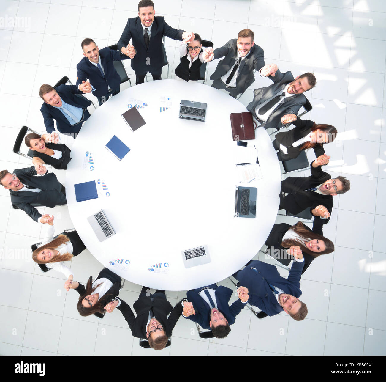 Direktor und Business Team Sitzung am runden Tisch und halten einander ...