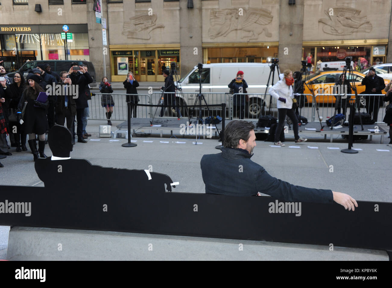 NEW YORK, NY - 23. März: Elisabeth Moss, Matthew Weiner, John Slattery ...
