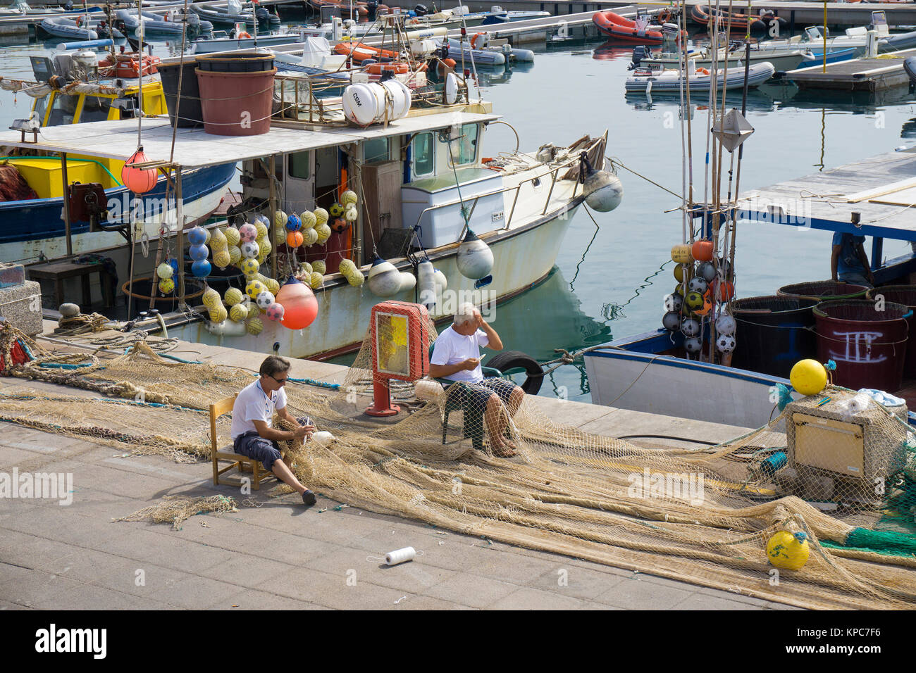 Fischer reparieren fischernetze -Fotos und -Bildmaterial in hoher ...