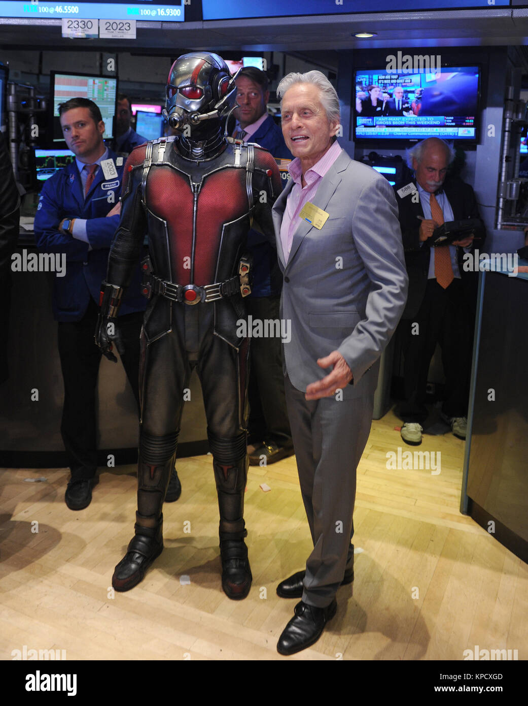 NEW YORK, NY - 13. Juli: Ant-Man, Michael Douglas und NYSE Leiter ...