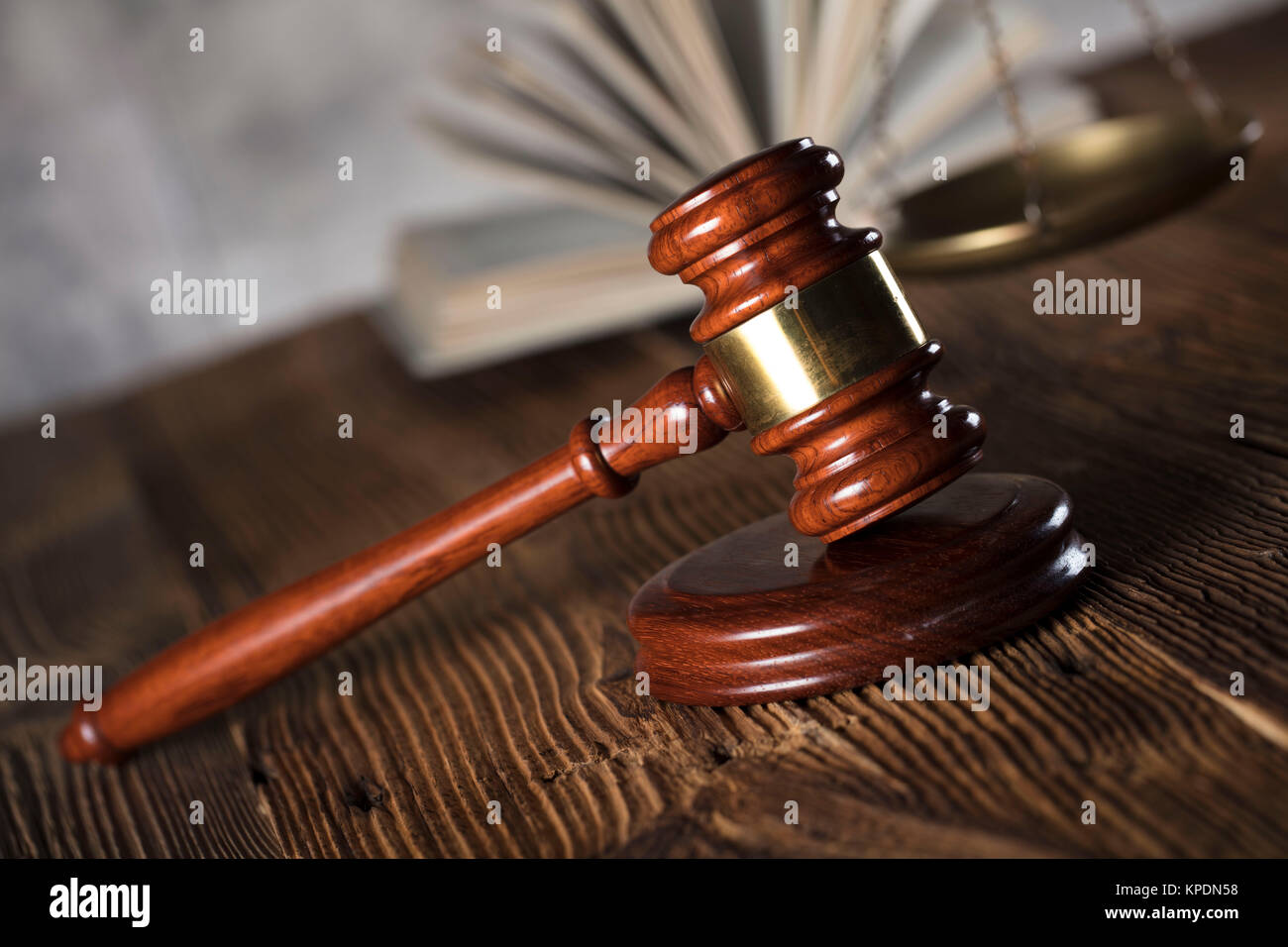 Antike hammer Richter. Gesetz Symbole. Juristische Büro. Holz ...