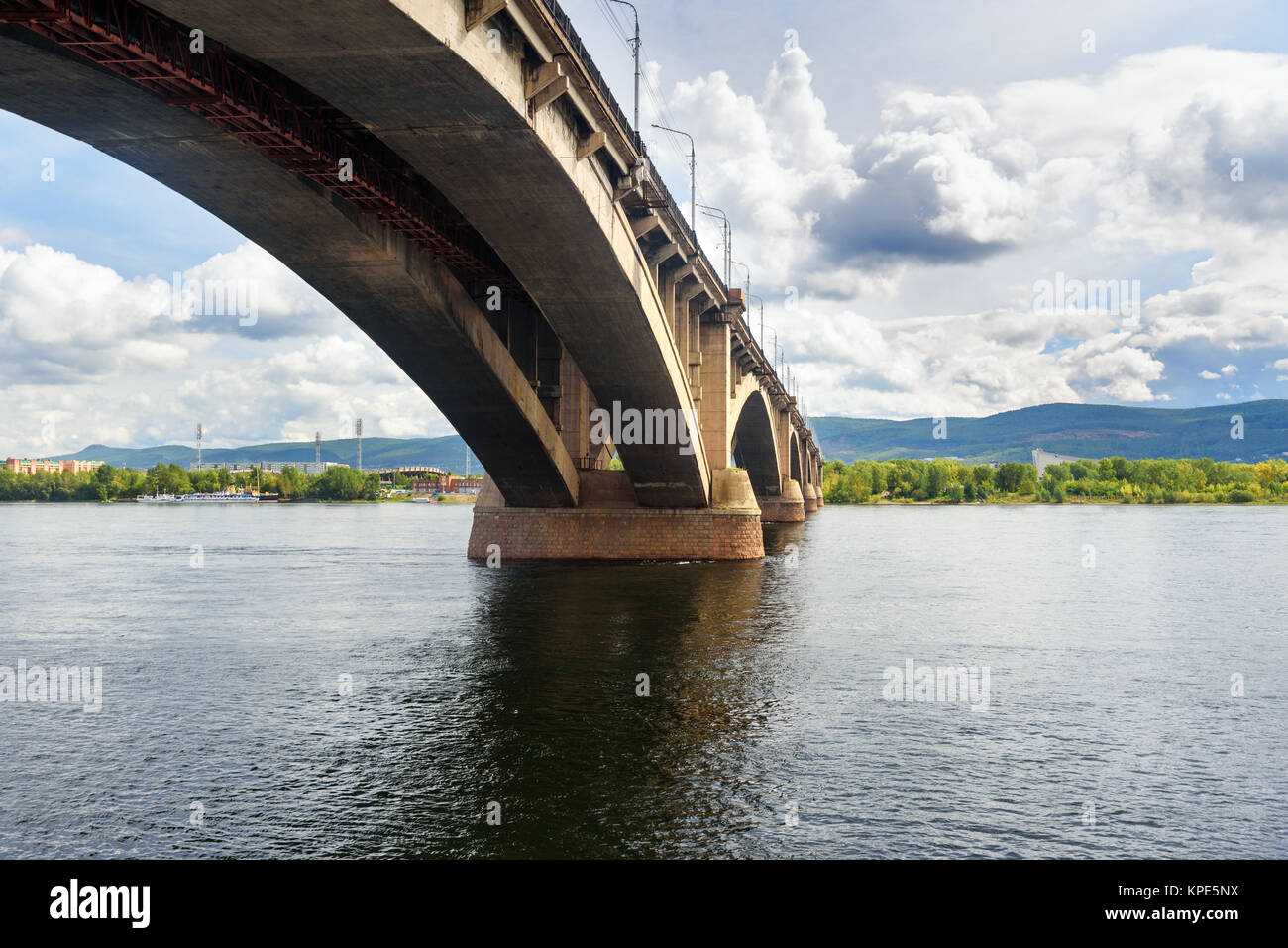 Gemeinschaftliche Brücke über den jenissei Fluss in Krasnojarsk ...