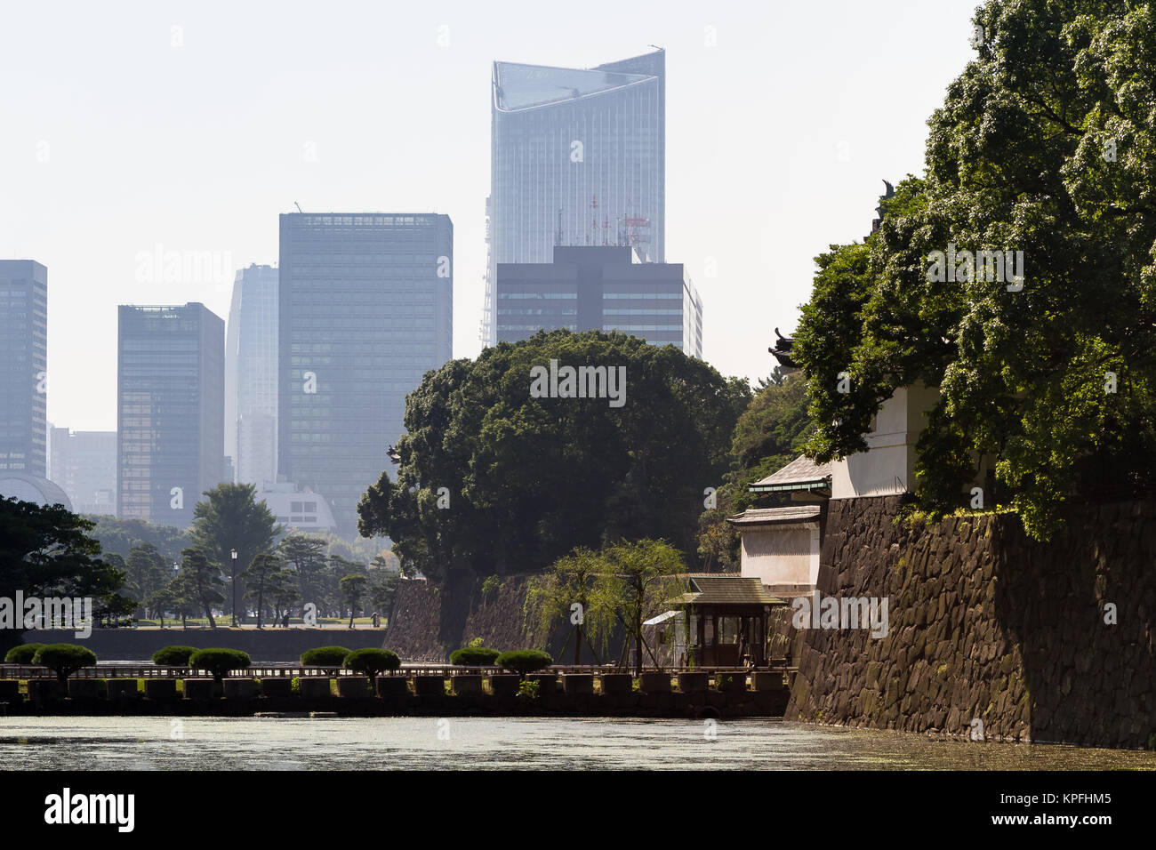 Tokyo Wolkenkratzer hinter den Mauern des Kaiserpalastes und dem ...