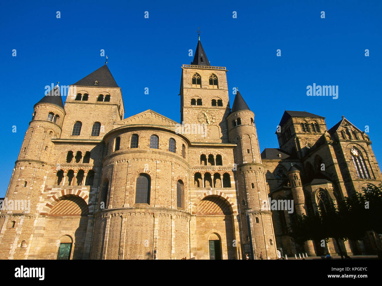 Deutschland, Trier, Rheinland-Pfalz, Dom St. Peter Kathedrale (Dom) und ...