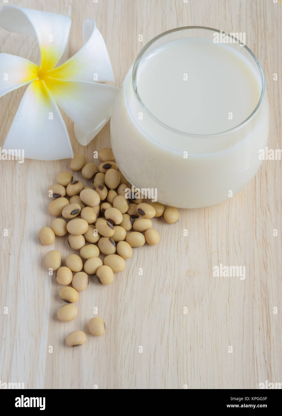 Frischen Sojamilch (Soja Milch) in ein Glas und Sojabohnen Samen ...