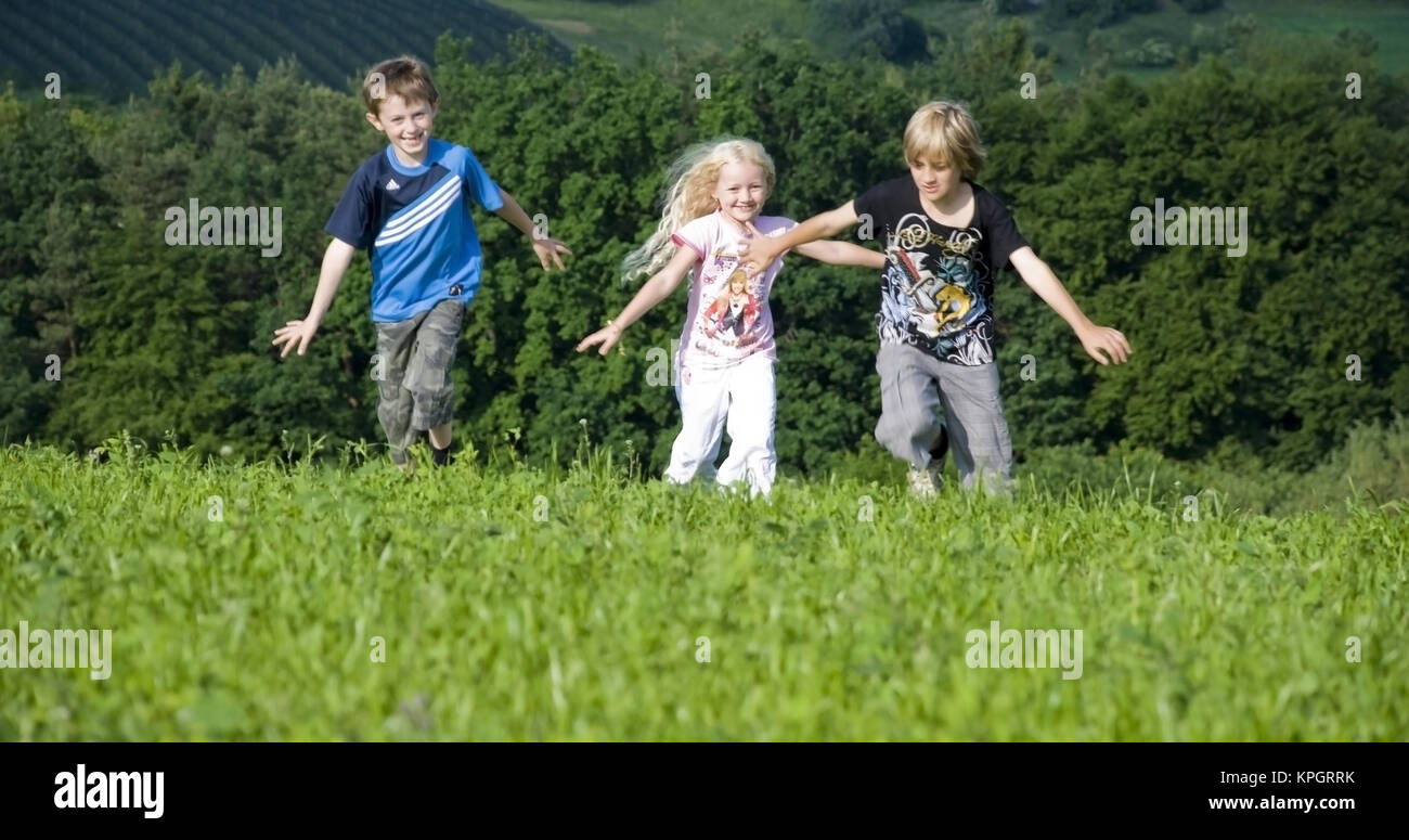 Kinder Laufen in der Wiese - Kinder laufen auf Wiese Stockfotografie ... Kinder Laufen in der Wiese - Kinder laufen auf Wiese Stockfotografie ...