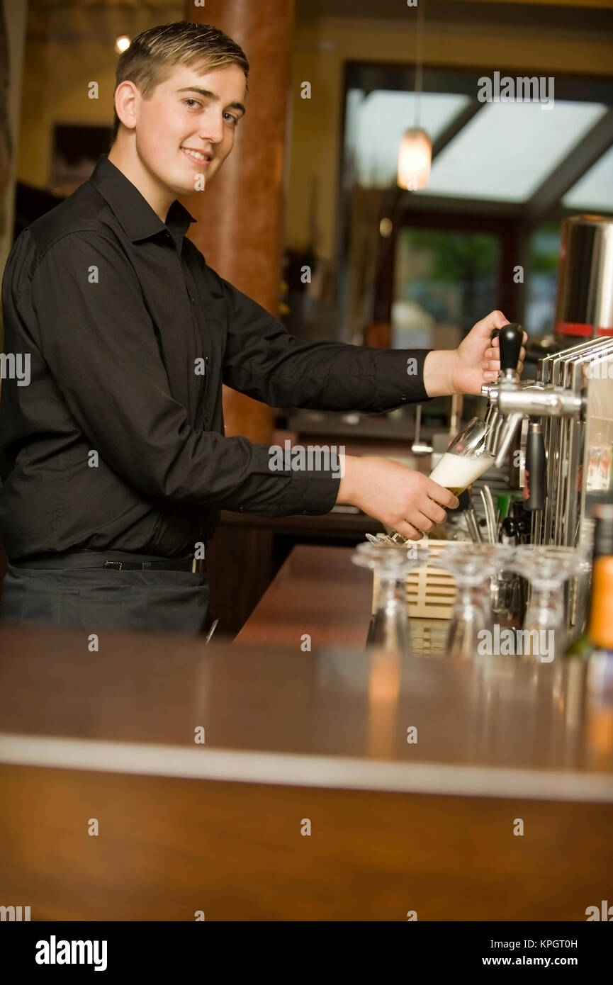 Model Release, Kellner Beim Bier Zapfen - Kellner Stockfotografie - Alamy