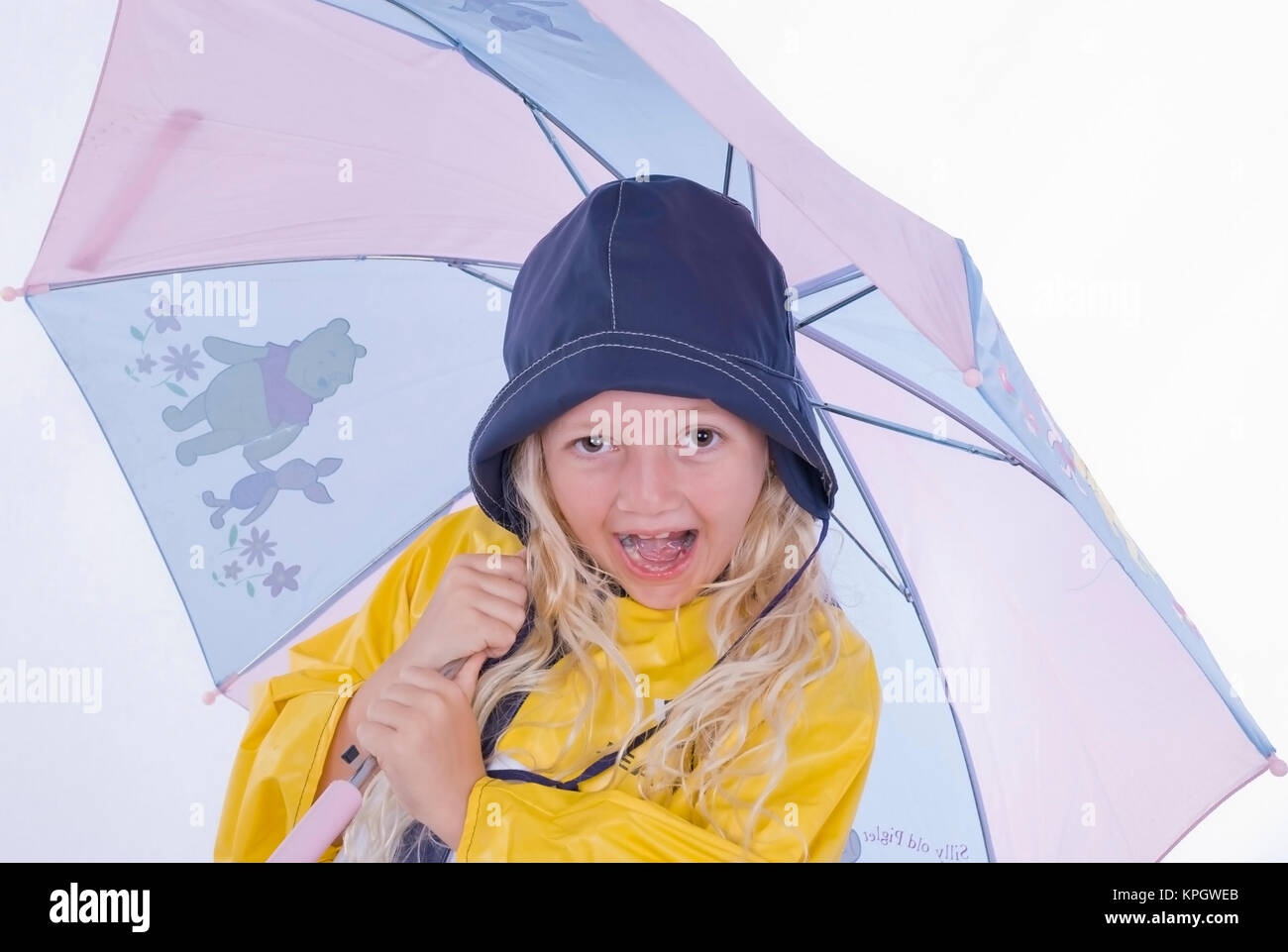 Rainwear girl -Fotos und -Bildmaterial in hoher Auflösung – Alamy