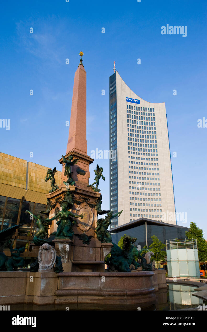 Deutschland, Sachsen, Leipzig. Mende Brunnen und MDR-Hochhaus Tower ...