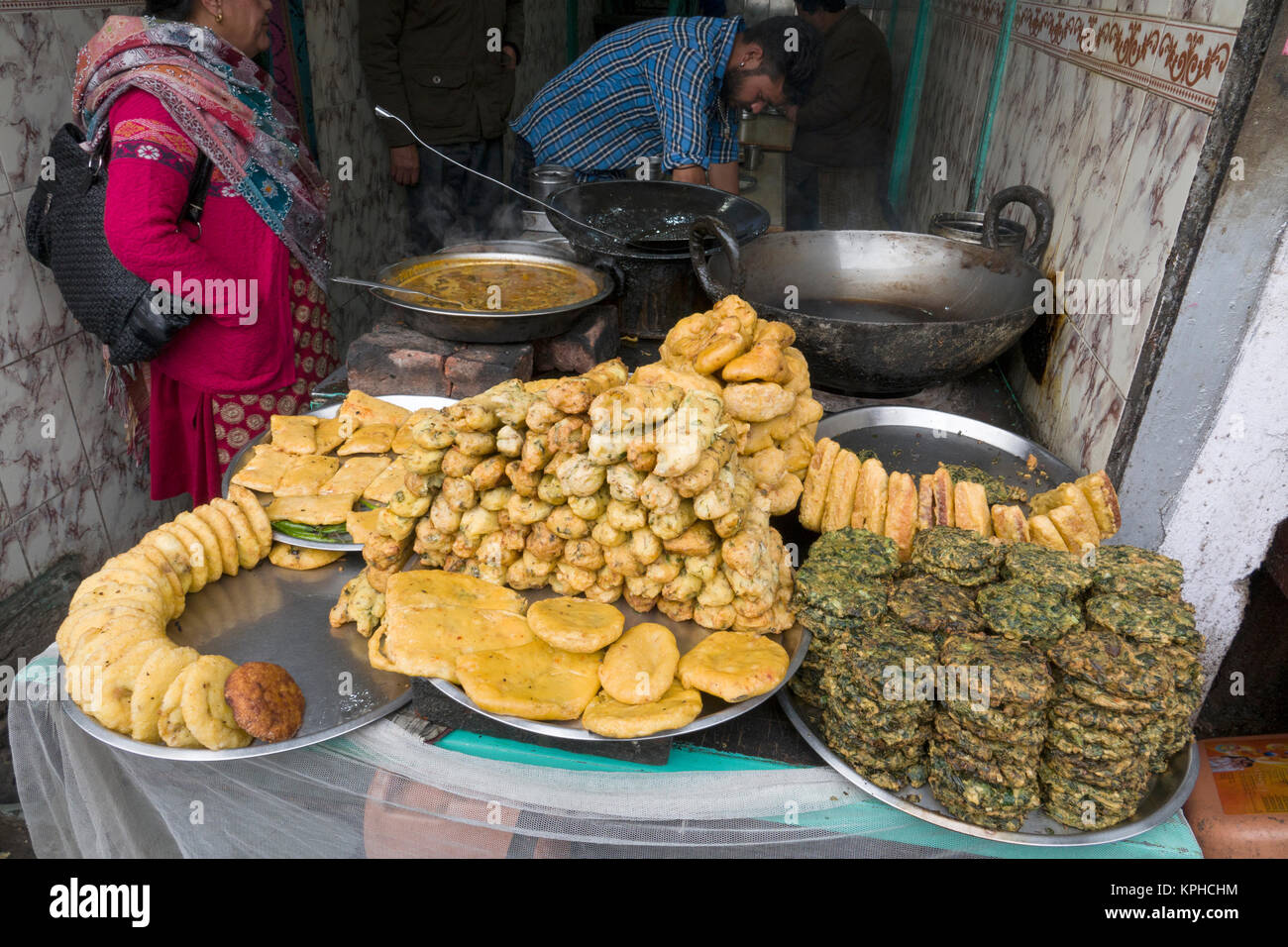 Gebratene indischen Street Food auf der unteren Basar Markt in Shimla ...