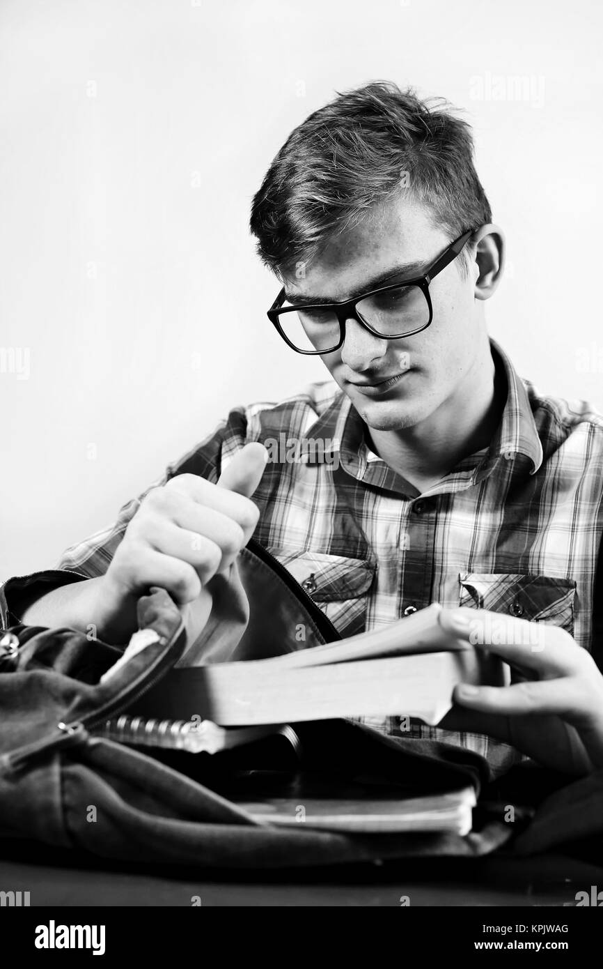 Der Student mit der Brille, der die Hausaufgaben macht. Lernkonzept ...