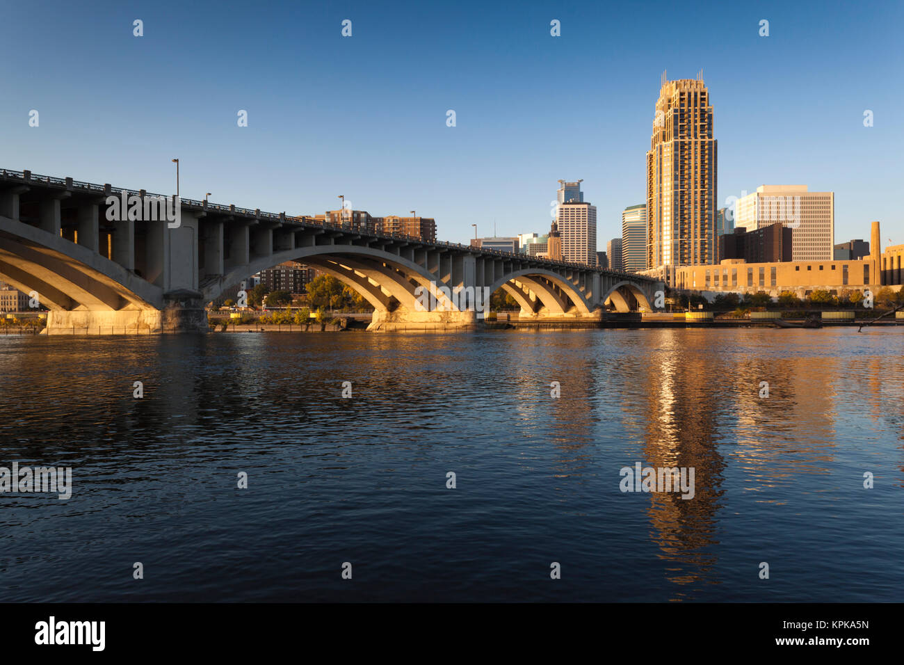 USA, Minnesota, Minneapolis, Skyline mit Third Avenue Bridge vom ...