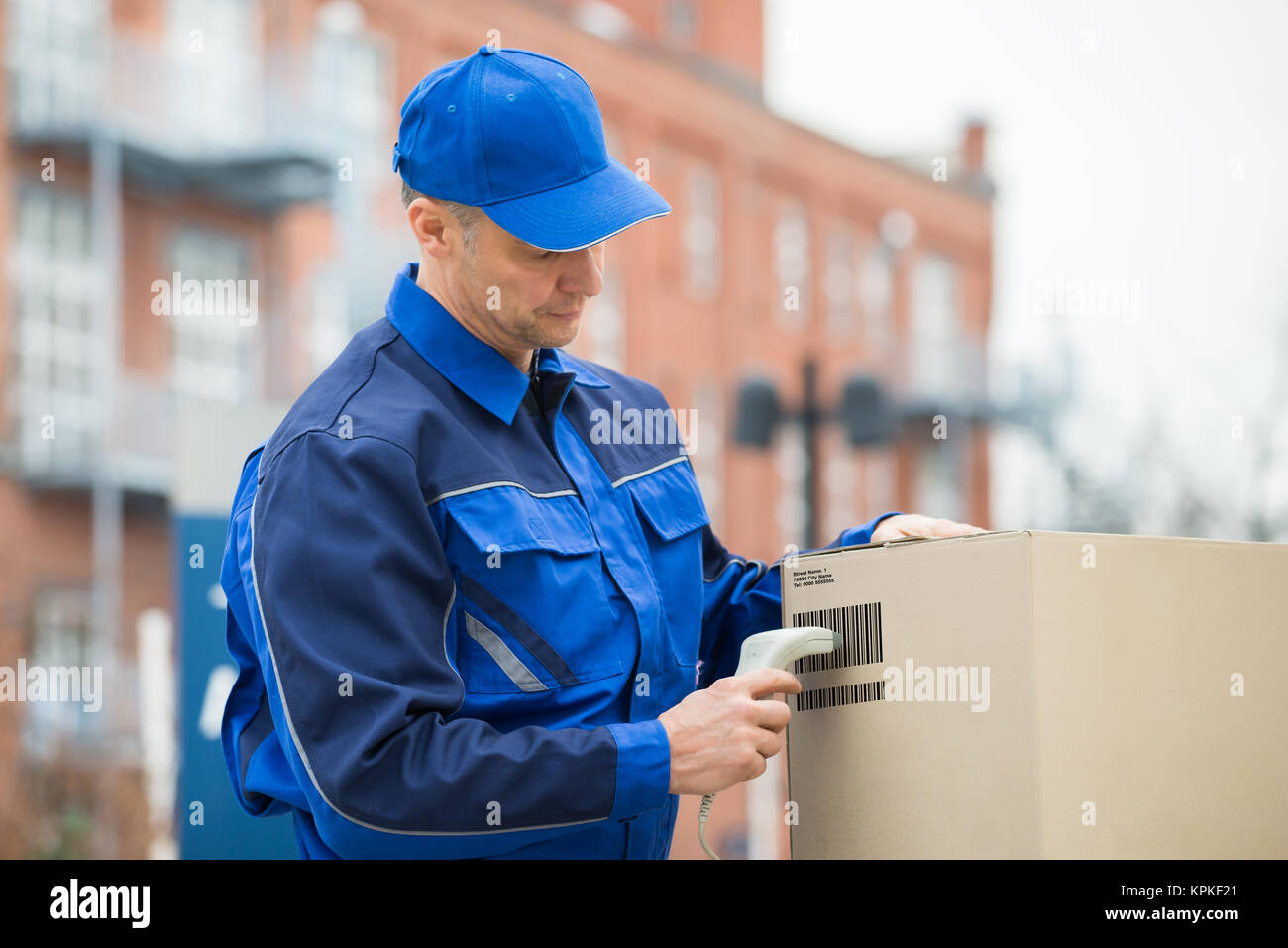Paket scannen -Fotos und -Bildmaterial in hoher Auflösung – Alamy