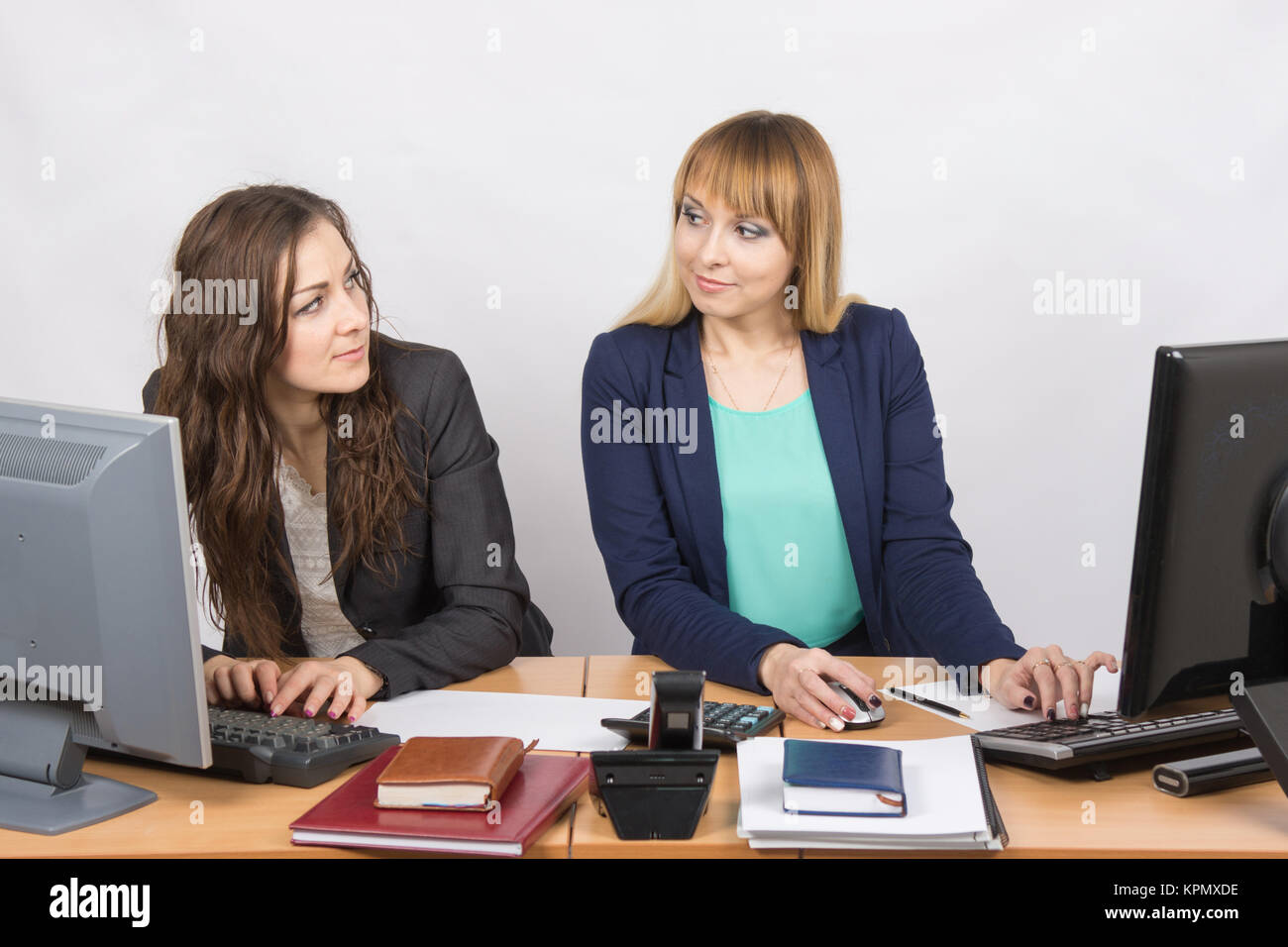 Büroangestellte mit überlegenen schaut grimmig Kollegen sitzen als ...