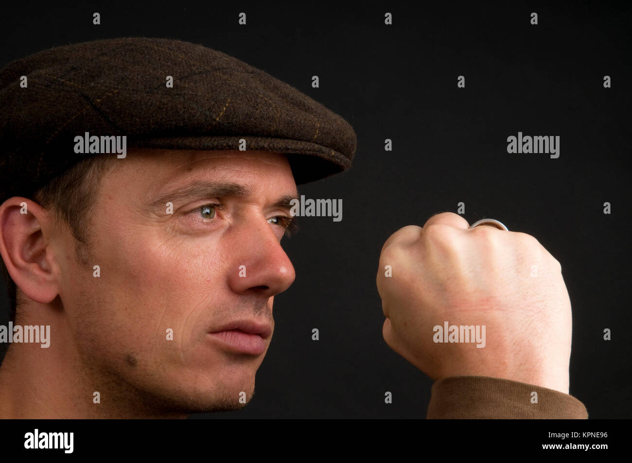 Faust ins gesicht -Fotos und -Bildmaterial in hoher Auflösung – Alamy