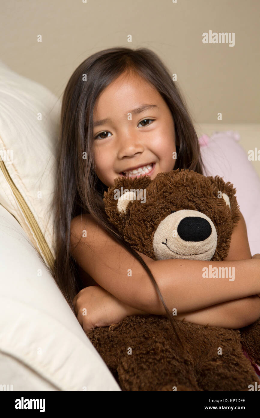 Süße kleine Mädchen umarmte ihre tragen Stockfotografie - Alamy Süße kleine Mädchen umarmte ihre tragen Stockfotografie - Alamy