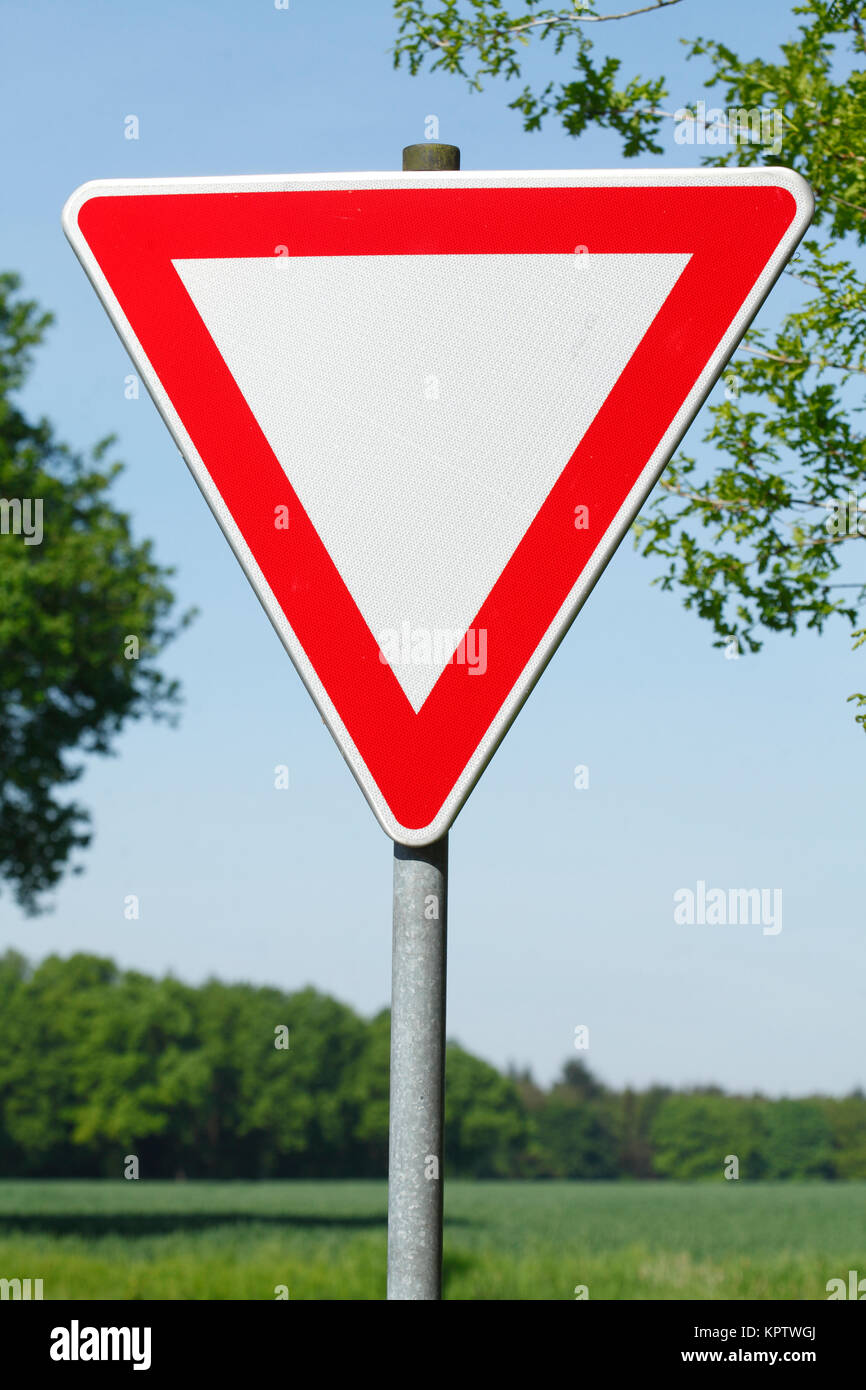 Verkehrszeichen Vorfahrt geben auf einer Landstraße, Deutschland ...