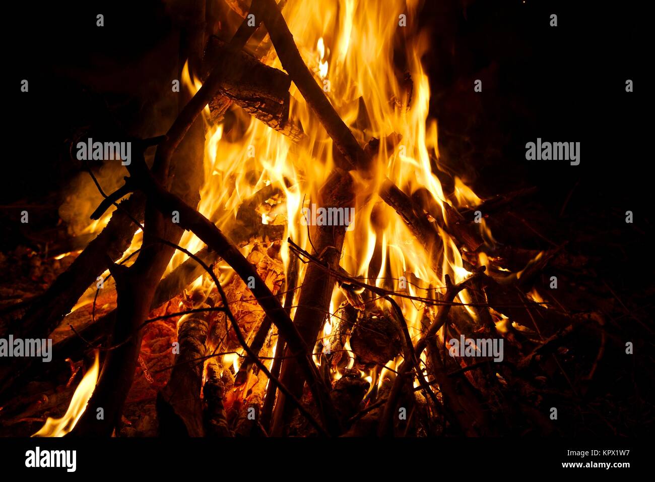 Hexenprobe feuer -Fotos und -Bildmaterial in hoher Auflösung – Alamy
