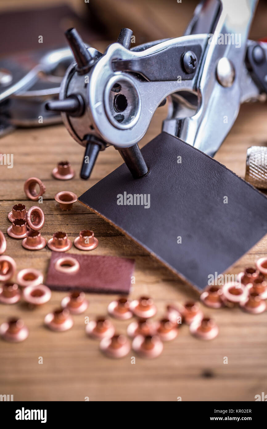 Zange punsch -Fotos und -Bildmaterial in hoher Auflösung – Alamy