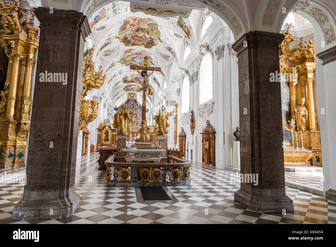 Die stiftskirche von Stift Stams, einem barocken Zisterzienserkloster ...